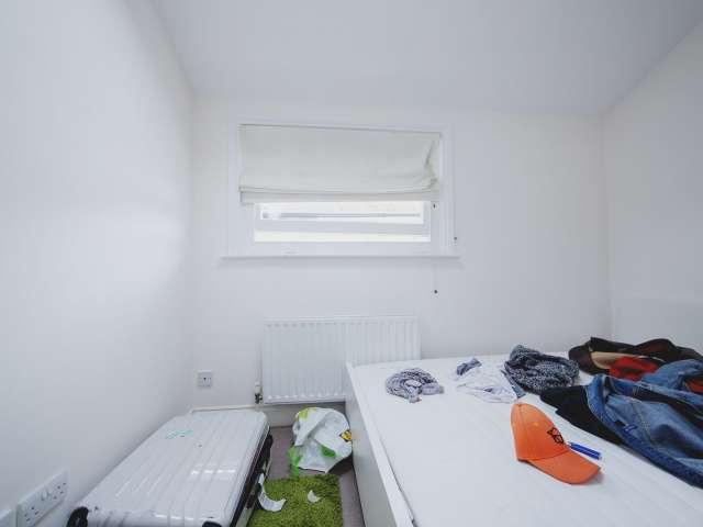 Cozy room to rent in 6 bedroom flat in Hammersmith & Fulham