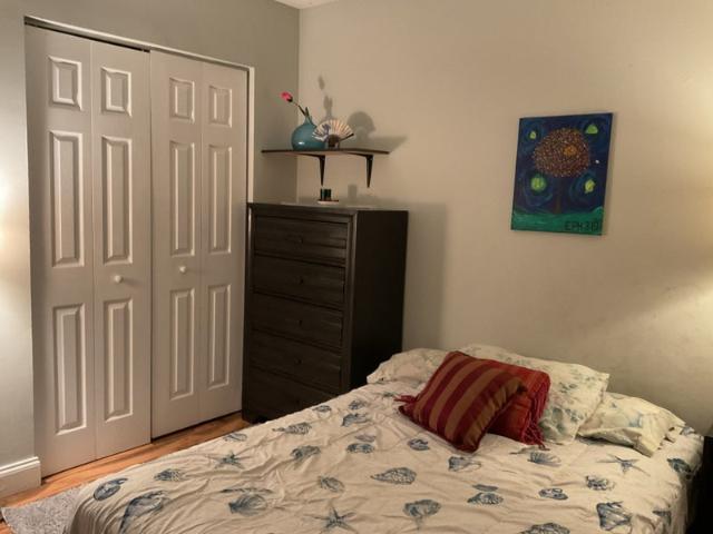 Cozy Room Upstairs w/shared big bathroom