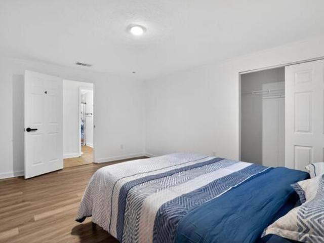 Cozy Rooms, Fully Furnished for Rent Near Downtown Sarasota & Beaches!