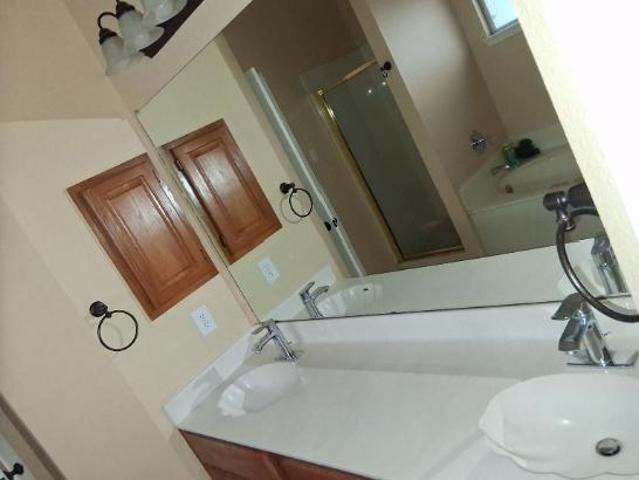 Cozy Rooms in a Single Family Home 0.7 Miles From UTSA