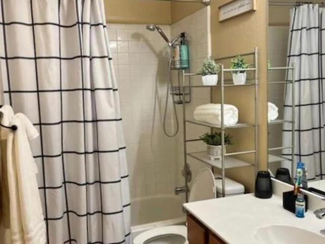 Cozy Rooms in a Single Family Home 0.7 Miles From
