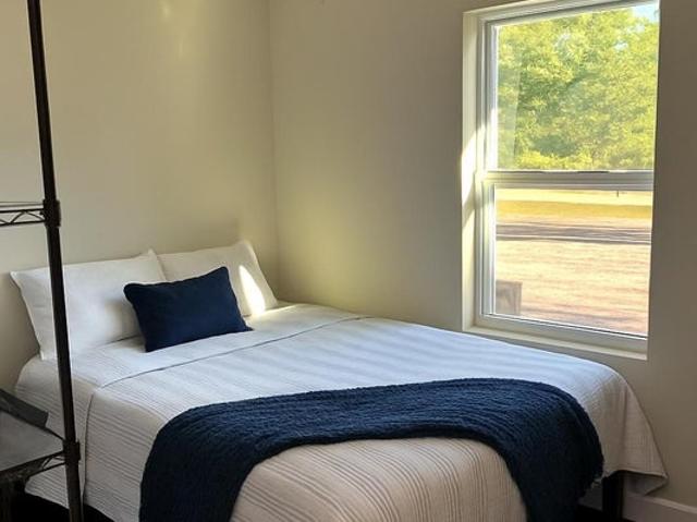 Cozy Stockbridge Coliving Home w Deck & Dining r