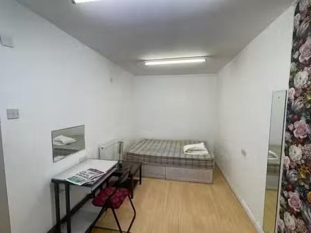 Nice Studio to rent in Askew Road, Shepherds Bush, London W12