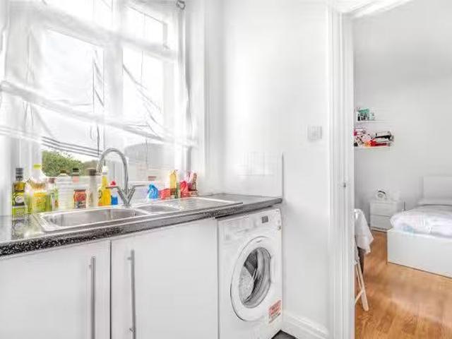 Nice Studio to rent in Kilburn High Road, Kilburn, London NW6