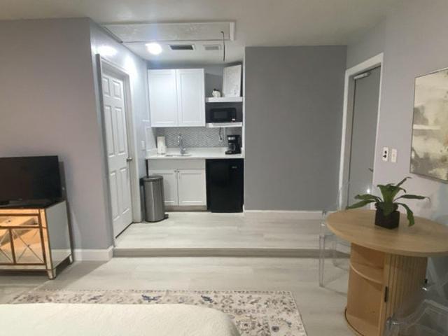 Cozy Studio w Private Entry, Kitchen & Bath