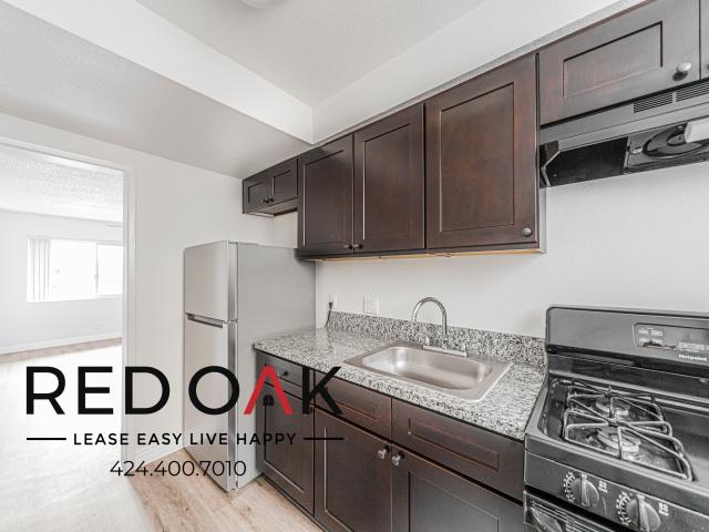 Cozy Studio with Gym, Pool, On Site Laundry, and Included Parking ~ In Beautiful Torrance!