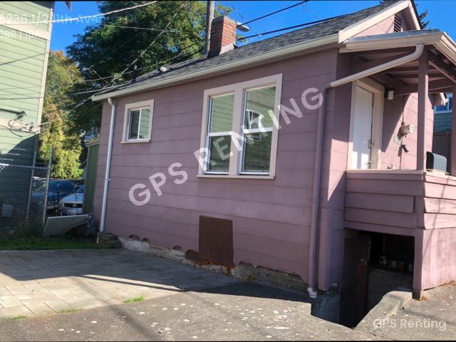 Cozy Studio Cottage in the University District
