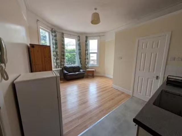 Cheap Studio flat for rent in Southcote Road, Bournemouth, Dor.