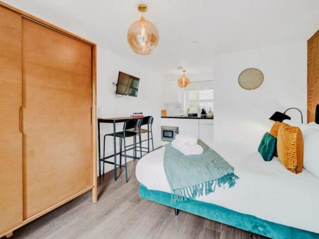 Cozy Studio in Central Locale with Kitchenette