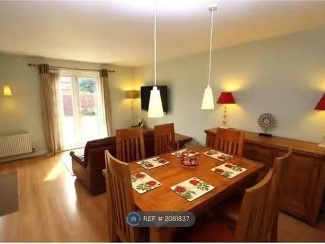 Cozy Semi detached house to rent in Nine Acres Close, Hayes UB3