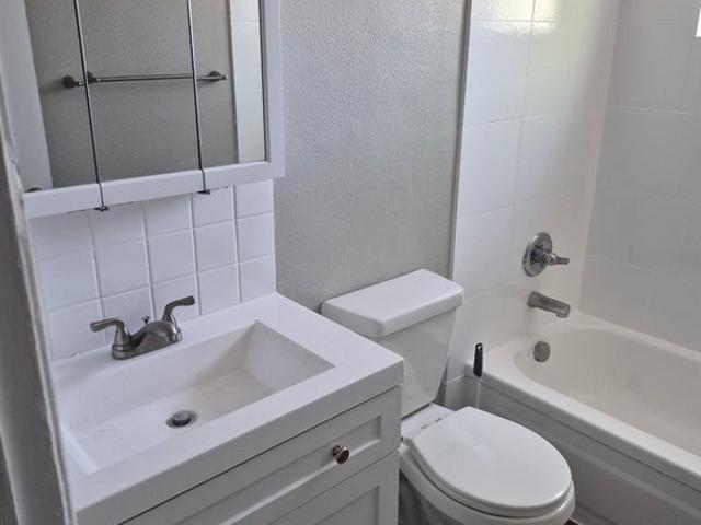 Cozy Single Unit in Westminster | 3950 Turnpike Dr