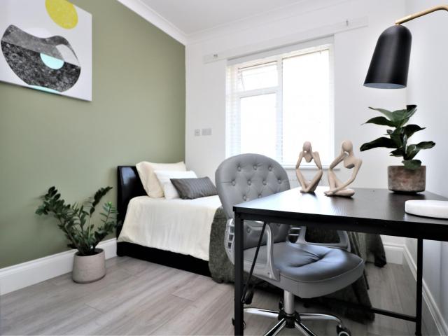Cozy Single Room in Ealing House with Wi Fi Has a Room