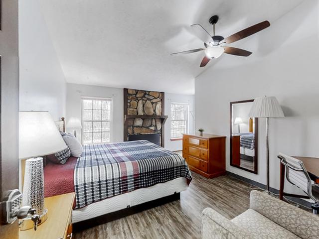 Cozy & spacious Douglasville House newly renovated and well appointed