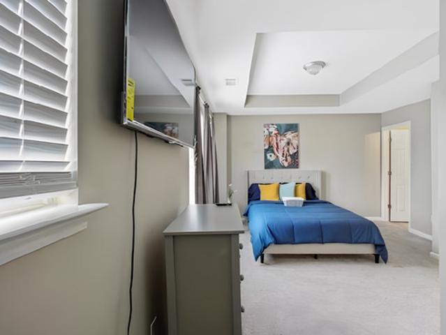 Cozy & spacious Riverdale Townhouse with Backyard