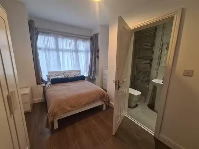 Charming Terraced house for rent in Alexander Road, Abirds Gre.