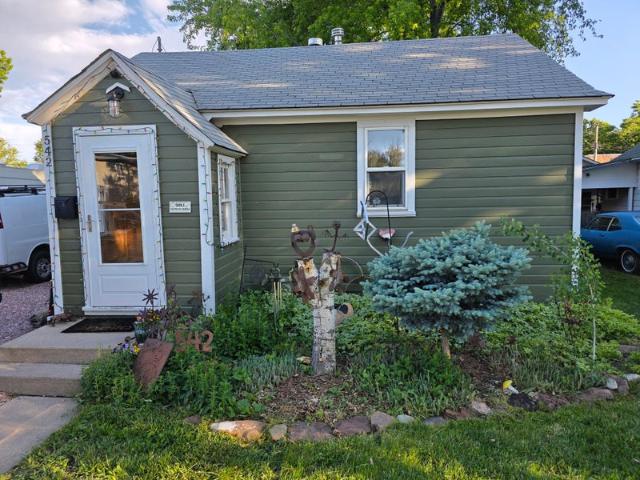 Cozy updated downtown bungalow with fenced yard an