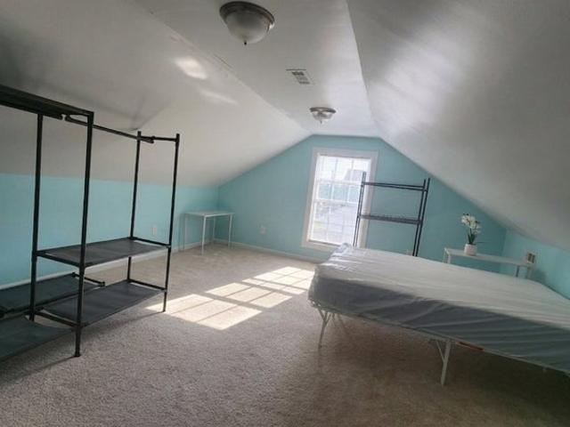Cozy Upstairs WIth On_Site Laundry!