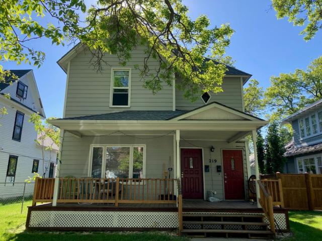 Cozy Upper Unit Close to Campus