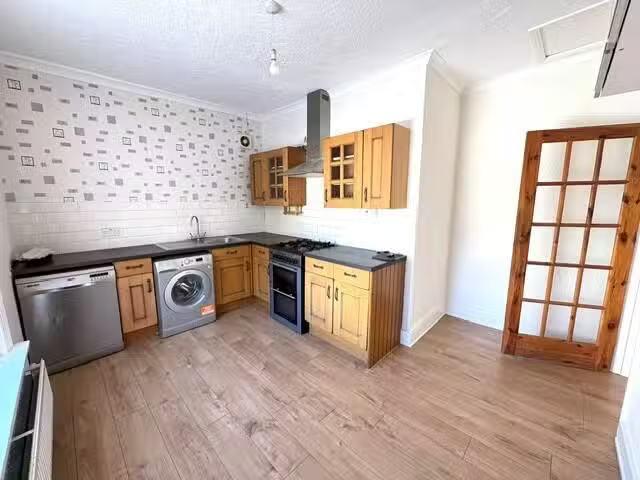 Cozy 1 BA 3 bedroom maisonette for rent in Firle Road, Eastbou.