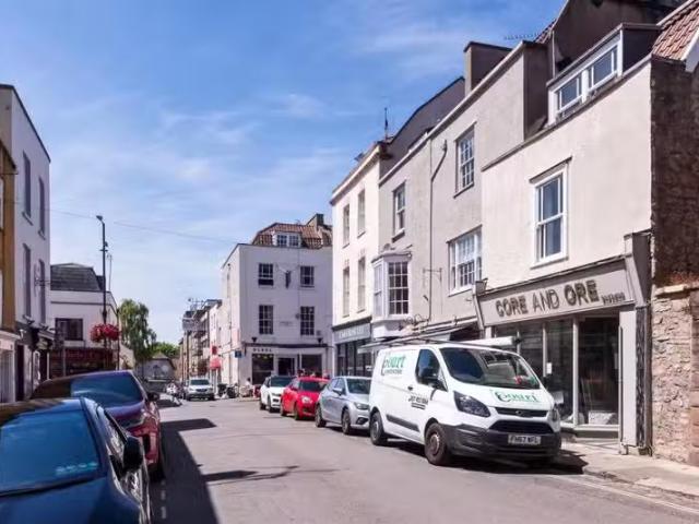 Cozy 1 BA 3 bedroom maisonette for rent in Portland Street, Cl.