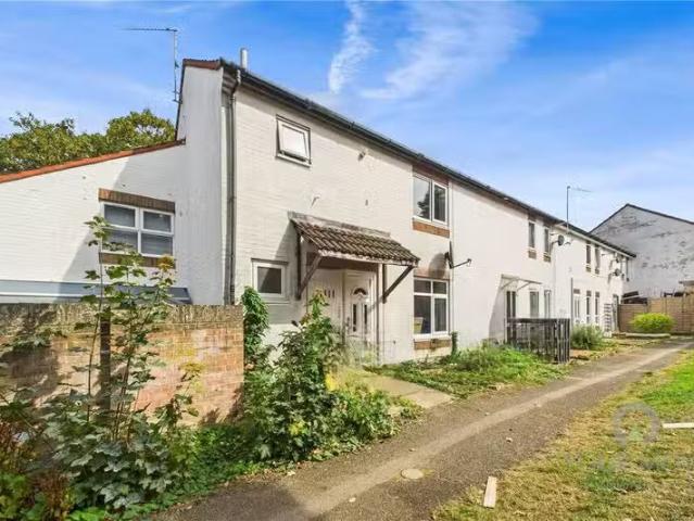 Nice 1 BA 3 bedroom Mid Terrace House to rent, Donellan Green.