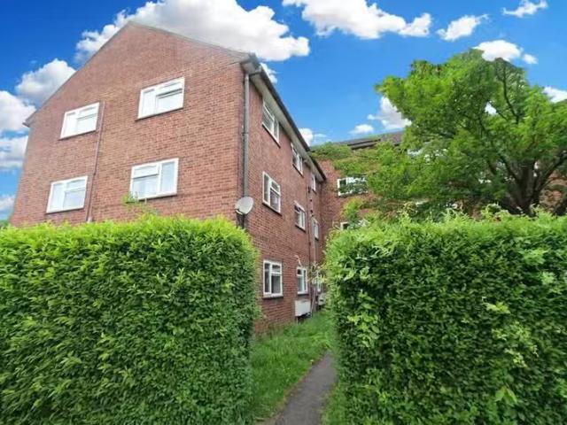 Cozy 1 BA 3 bedroom apartment for rent in Talbot Road, Hatfiel.