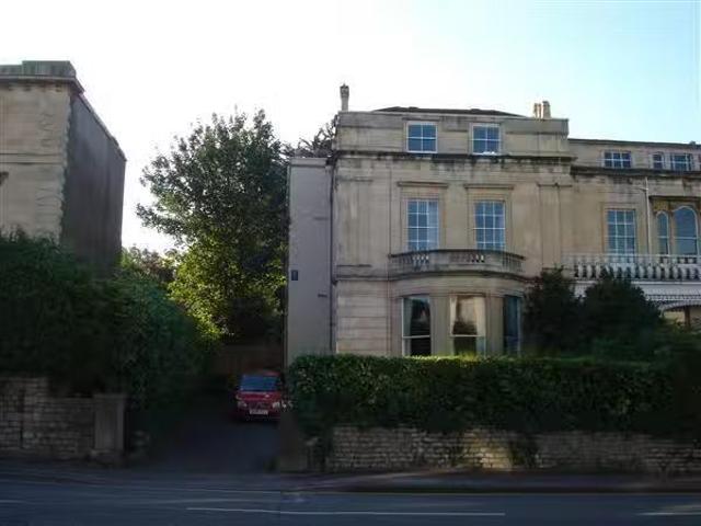 Cheap 1 BA 3 bedroom apartment for rent in Top Floor Flat, Cot.
