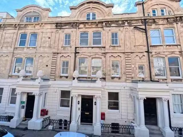 Cheap 1 BA 3 bedroom apartment for rent in Claremont Crescent.