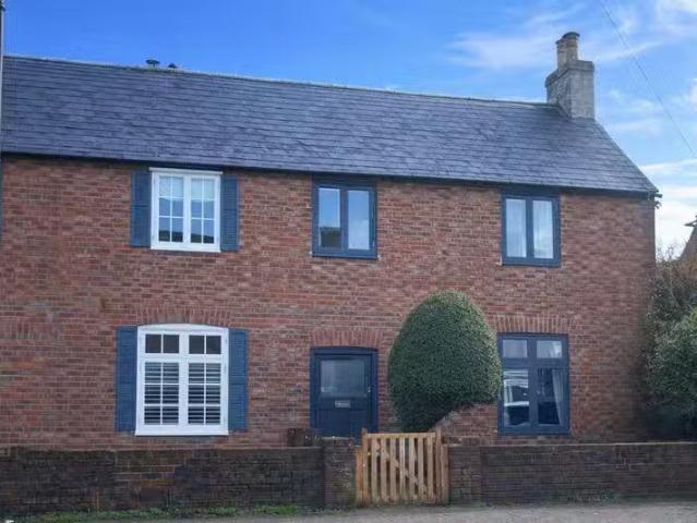 Deal! 1 BA 3 bedroom cottage for rent in High Street, Henfield.
