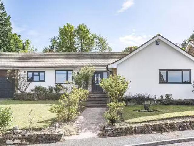 Just in! 1 BA 3 bedroom detached bungalow for rent in Beechcro.