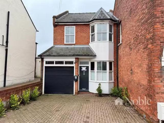 Cozy 1 BA 3 bedroom end of terrace house for rent in Ongar Roa.