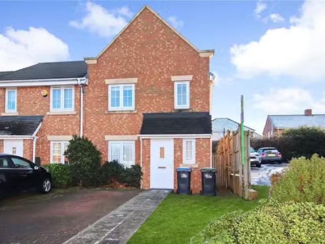 Unique 1 BA 3 bedroom end of terrace house for rent in Ashwood.