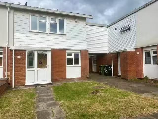 Cozy 1 BA 3 bedroom end of terrace house for rent in Dormston.