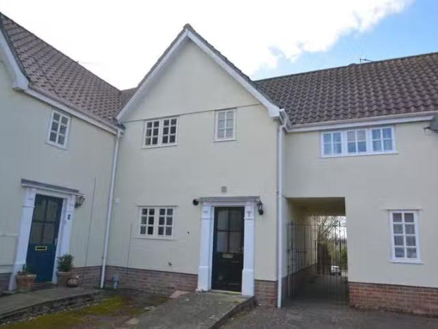 Nice 1 BA 3 bedroom end of terrace house for rent in Feltham V.