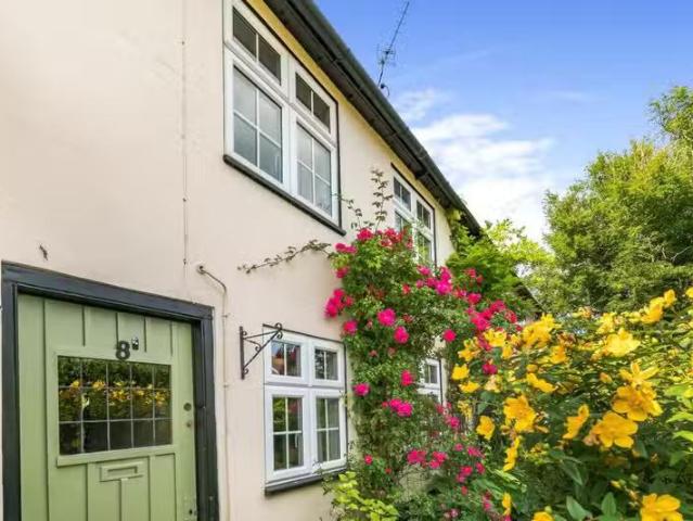 Cozy 1 BA 3 bedroom end of terrace house for rent in Tanyard L.