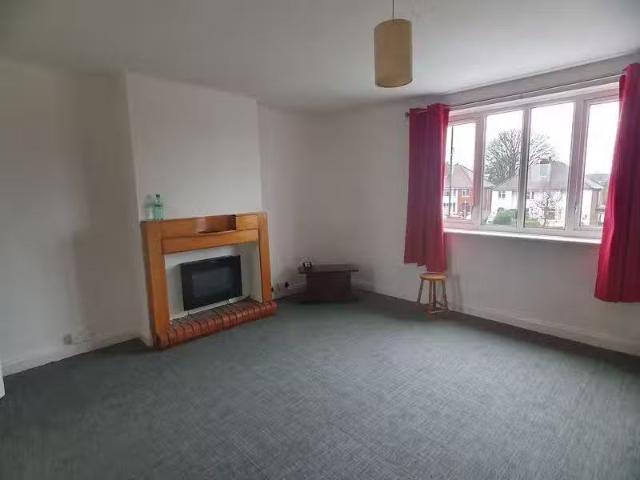 Cheap 1 BA 3 bedroom flat for rent in Bristol Road South, Birm.