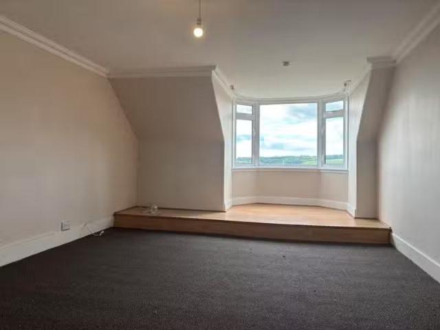 Just in! 1 BA 3 bedroom flat for rent in Dalhousie Street, Bre.