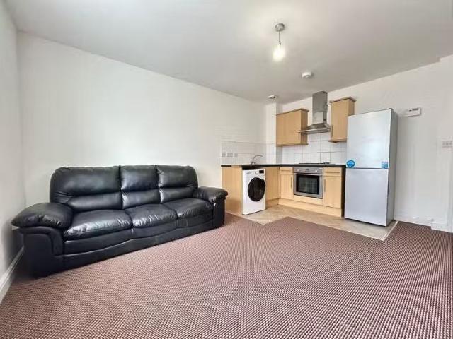 Just in! 1 BA 3 bedroom flat for rent in Far Gosford Street, C.