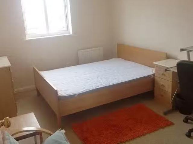 Cheap 1 BA 3 bedroom flat for rent in Mosquito Way, AL10