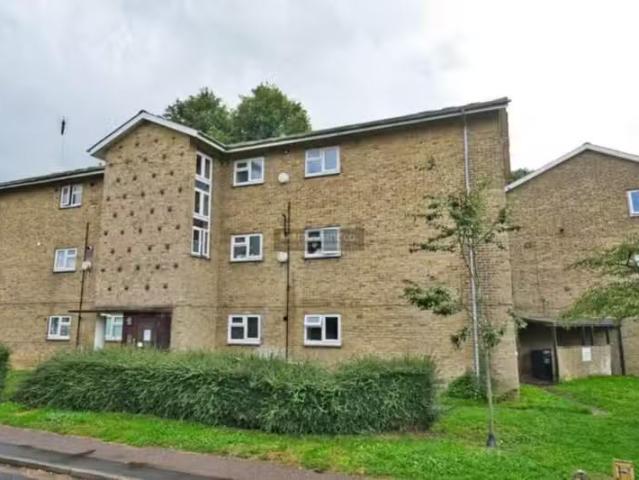 For Rent! 1 BA 3 bedroom flat for rent in Meadow Croft, Hatfie.