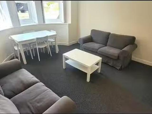 Cozy 1 BA 3 bedroom flat for rent in Southfield Road, Bristol.