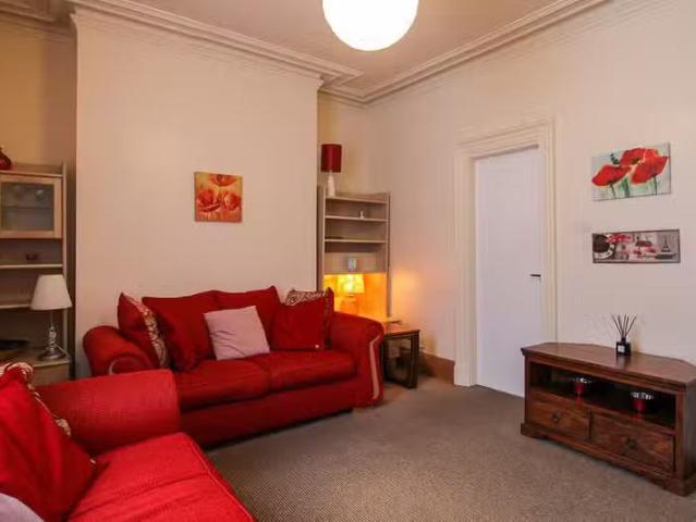 Cozy 1 BA 3 bedroom flat for rent in Summerfield Terrace, AB24