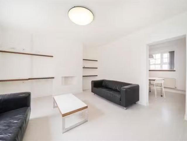 Cozy 1 BA 3 bedroom flat for rent in Reardon Street, Wapping.