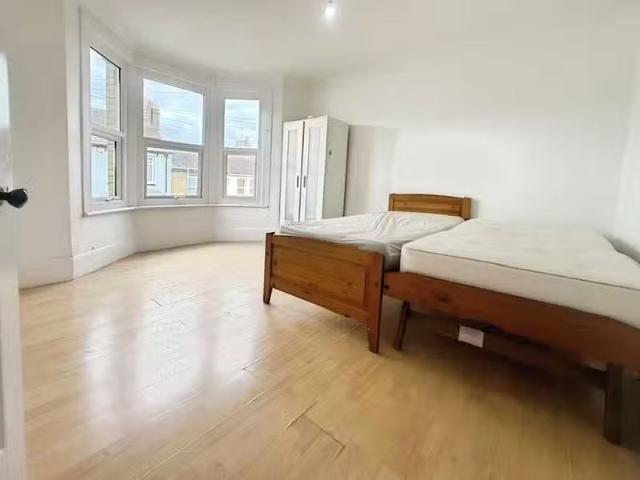 Cozy 1 BA 3 bedroom Flat to rent, Shakespeare Road, Gillingham.