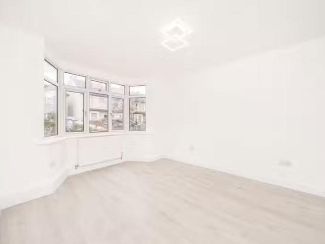 Cheap 1 BA 3 bedroom house for rent in Carew Road, Mitcham, CR4