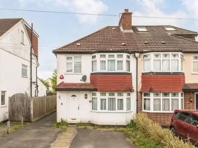 Cozy 1 BA 3 bedroom house for rent in Spencer Road, Caterham.