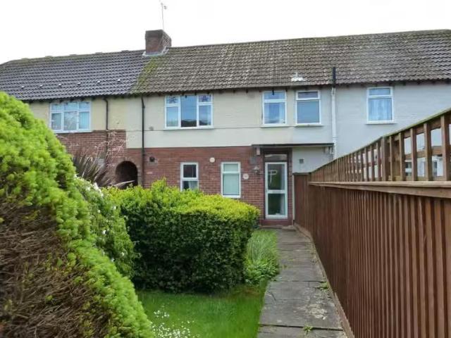 Charming 1 BA 3 bedroom property for rent in Manstone Avenue.