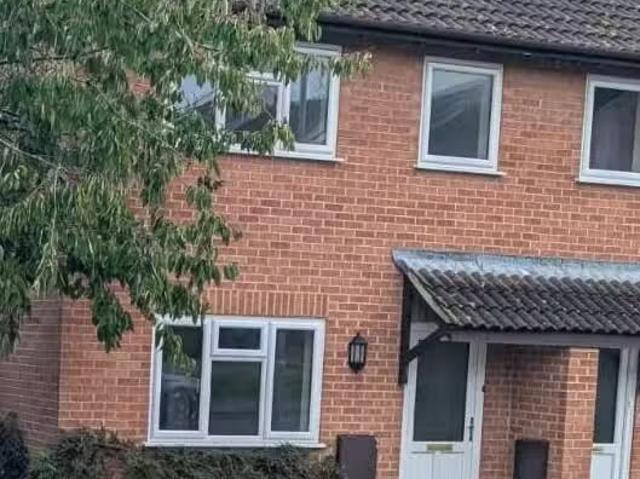 Cheap 1 BA 3 bedroom semi detached house for rent in 23 Badger.