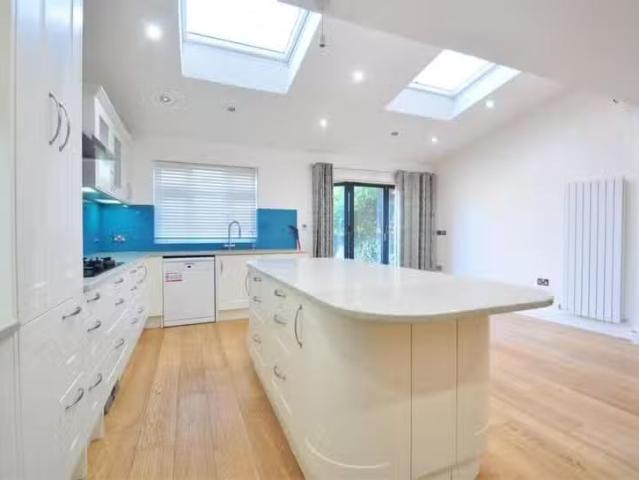 Cozy 1 BA 3 bedroom semi detached house for rent in Canberra R.