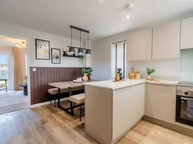 Cheap 1 BA 3 bedroom semi detached house for rent in All Saint.